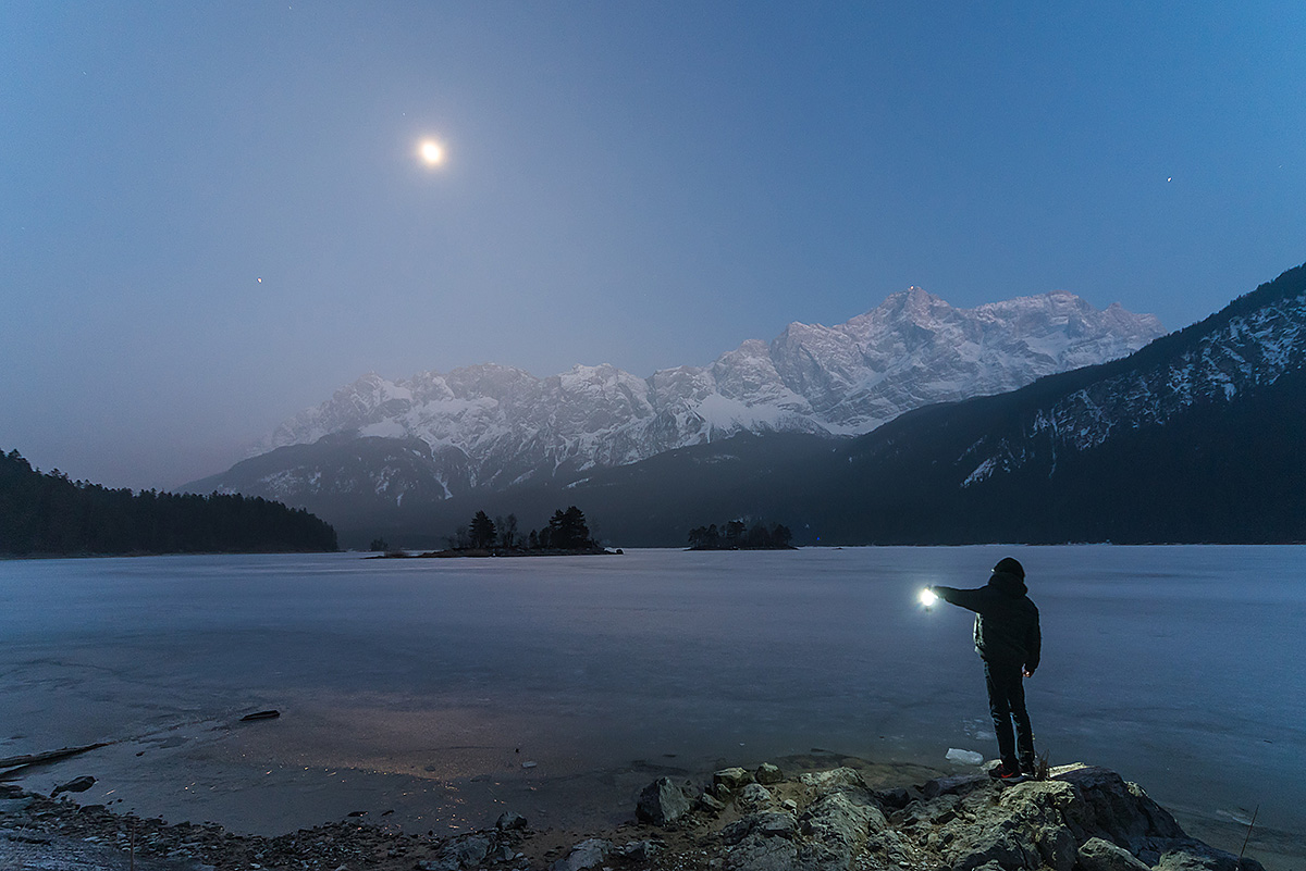 Licht in der Dunkelheit Foto & Bild | licht, bayern, zugspitze Bilder ... Licht in der Dunkelheit Foto & Bild | licht, bayern, zugspitze Bilder ...