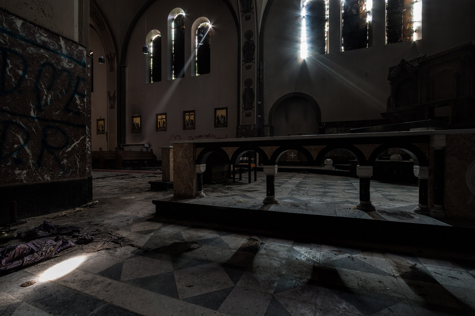 Licht ins Dunkel... Foto & Bild | marode, sonne, kirche Bilder auf ...