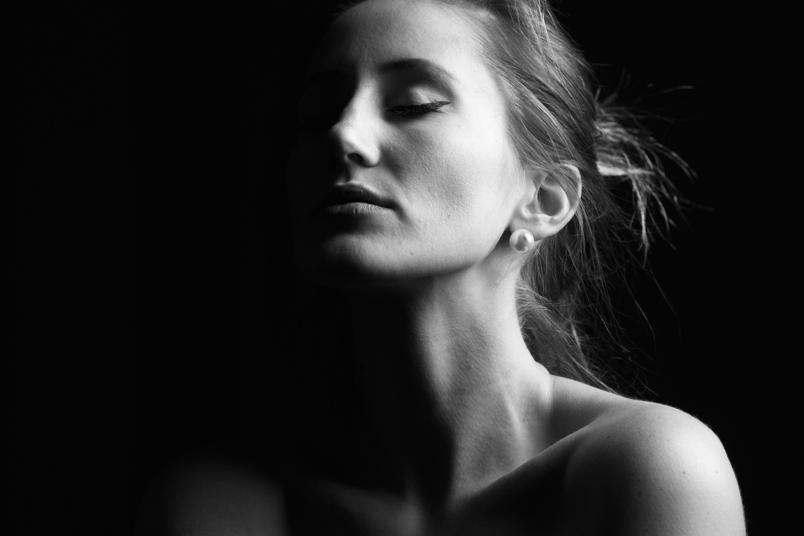 Licht & Schatten Foto & Bild | indoor, female, woman Bilder auf fotocommunity