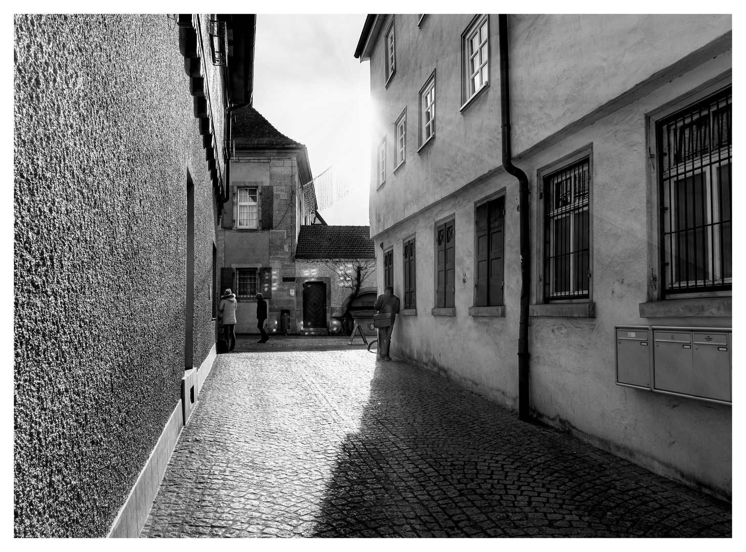 Licht und Schatten Foto & Bild | streetfotografie mit menschen, monochrom, bearbeitungs ...