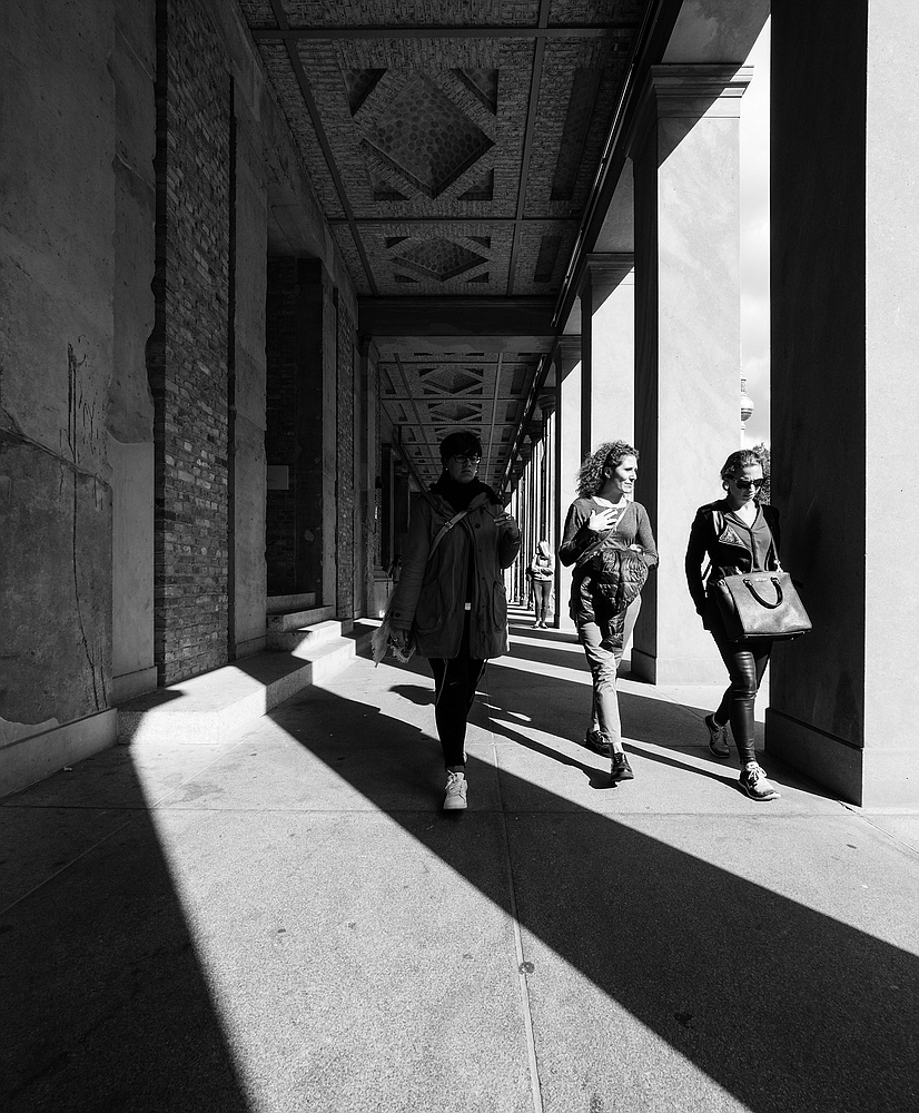 Licht und Schatten Foto & Bild | streetfotografie mit menschen, candid, berlin Bilder auf ...