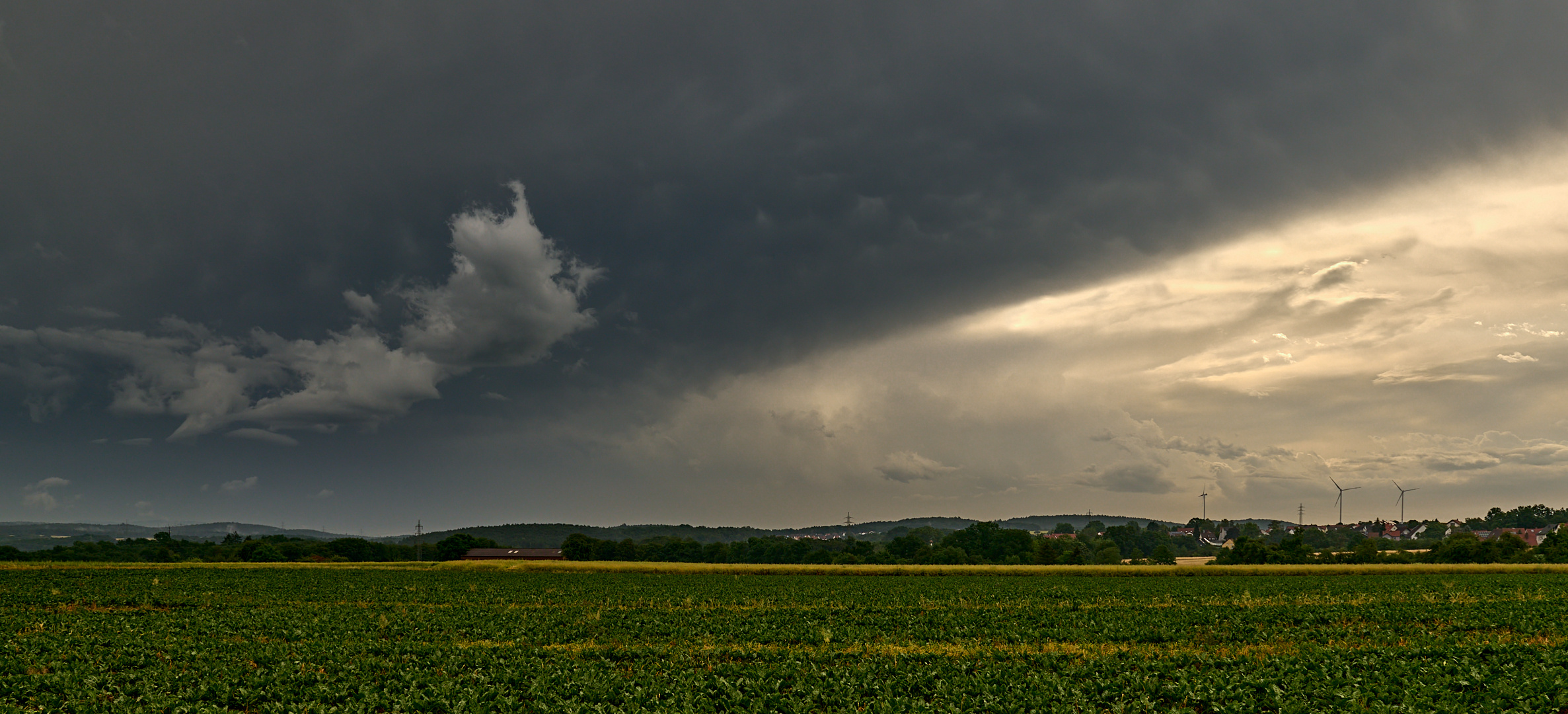 Lichteinfall nach dem Gewitter, aus der gewaltigen Wolke, siehe Foto ...