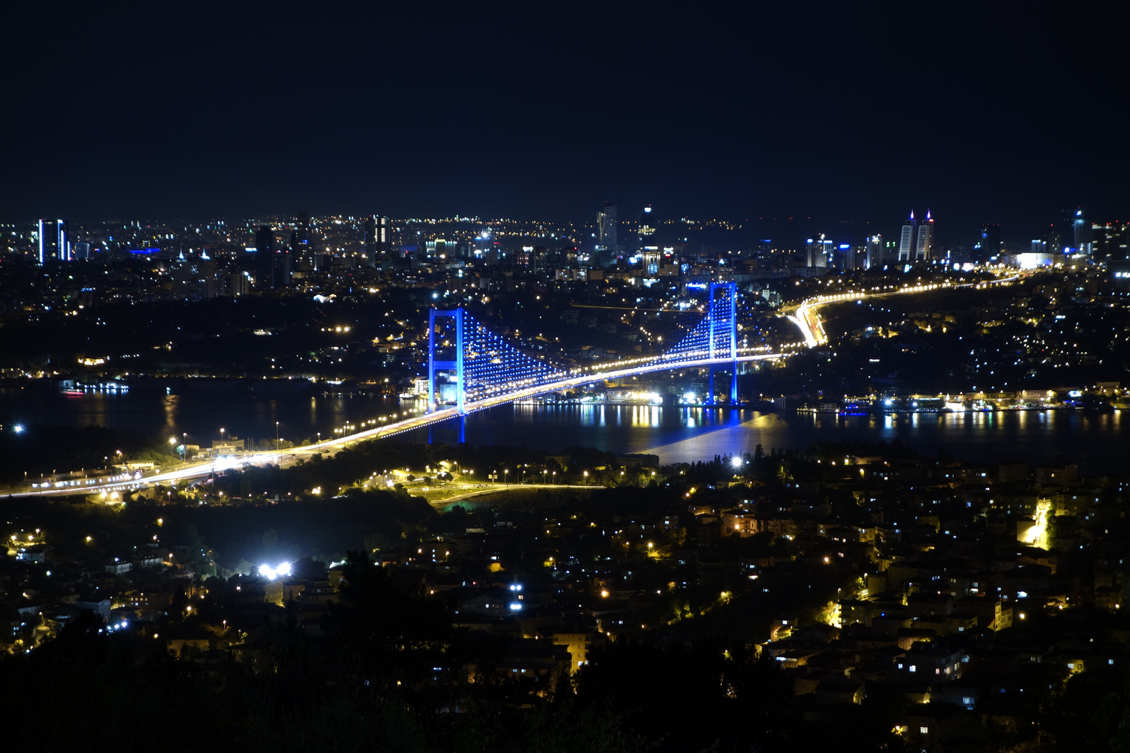 Lichter der Metropole am Bosporus Foto & Bild | europe, turkey ...