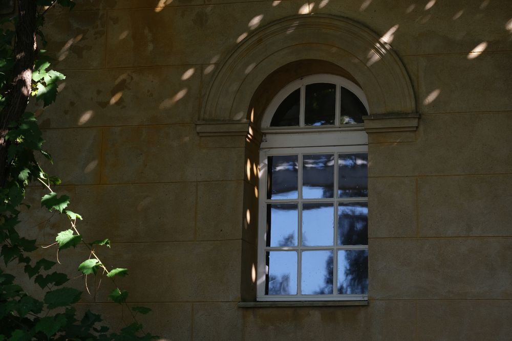 Lichtreflexe am historischen Fenster Foto & Bild | architektur, reportage dokumentation, zeit ...