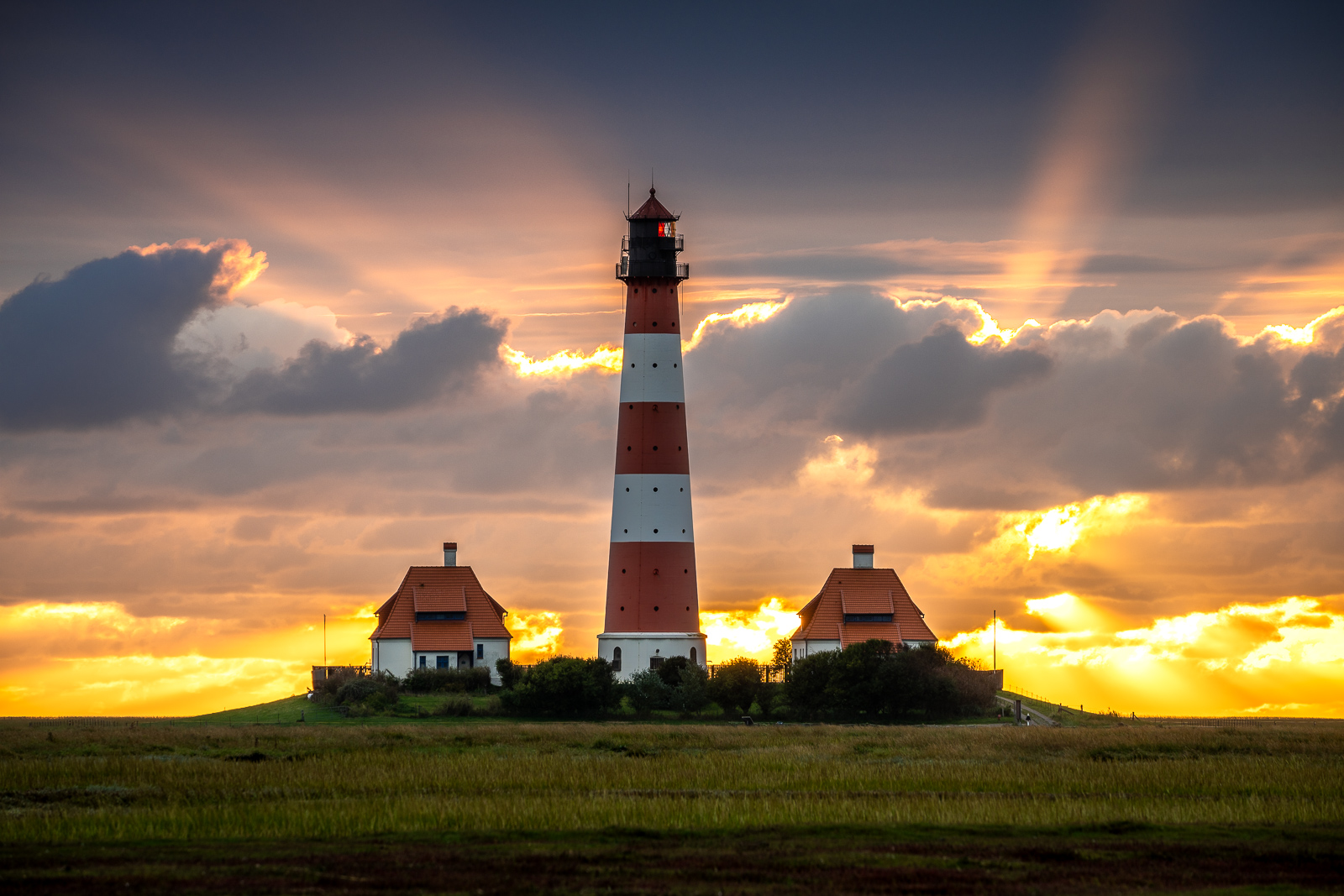Lichtstimmung am Leuchtturm Westerheversand Foto & Bild | sunset, world ...