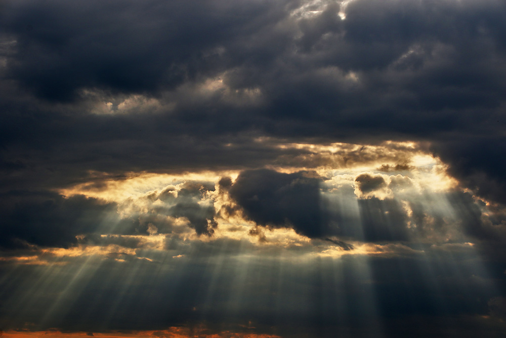 Lichtstrahlen am Morgen Foto & Bild | himmel, emotionen, wolken Bilder ...