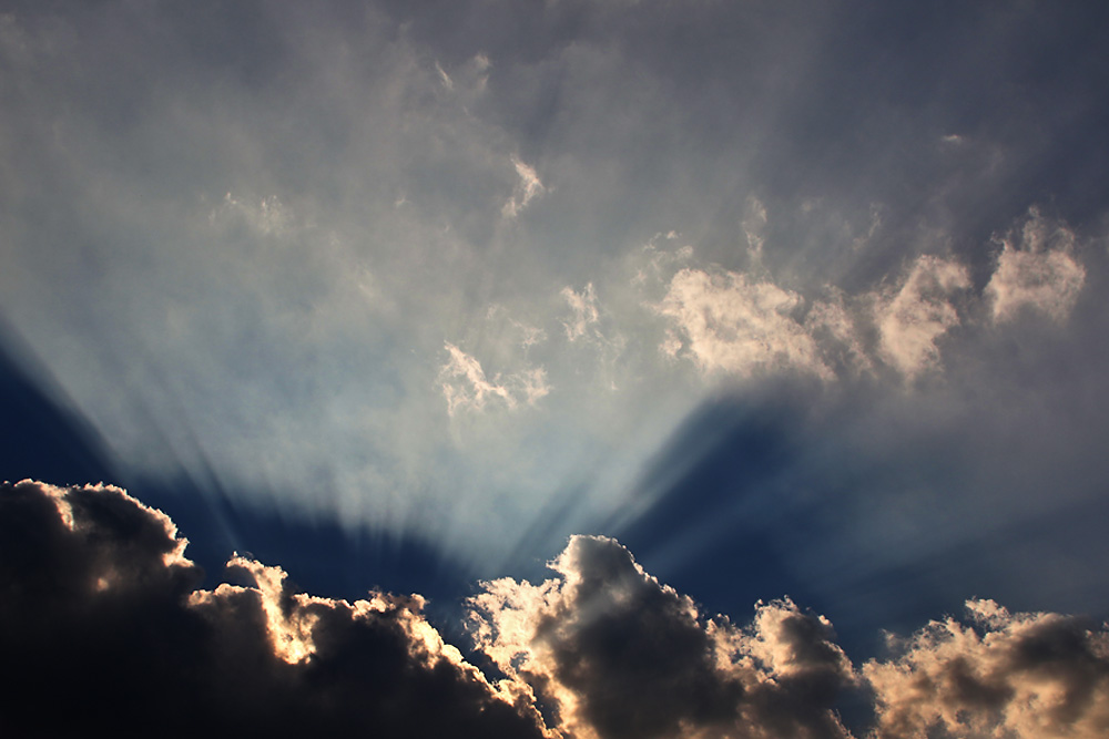 Lichtstrahlen und Wolkenstimmung Foto & Bild | himmel, wolken, himmel ...