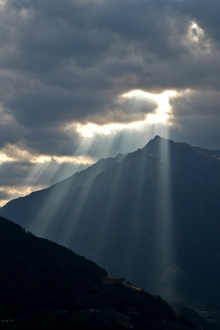 Lichtstrahlen von ganz oben...... Foto & Bild | italy, world, wolken ...