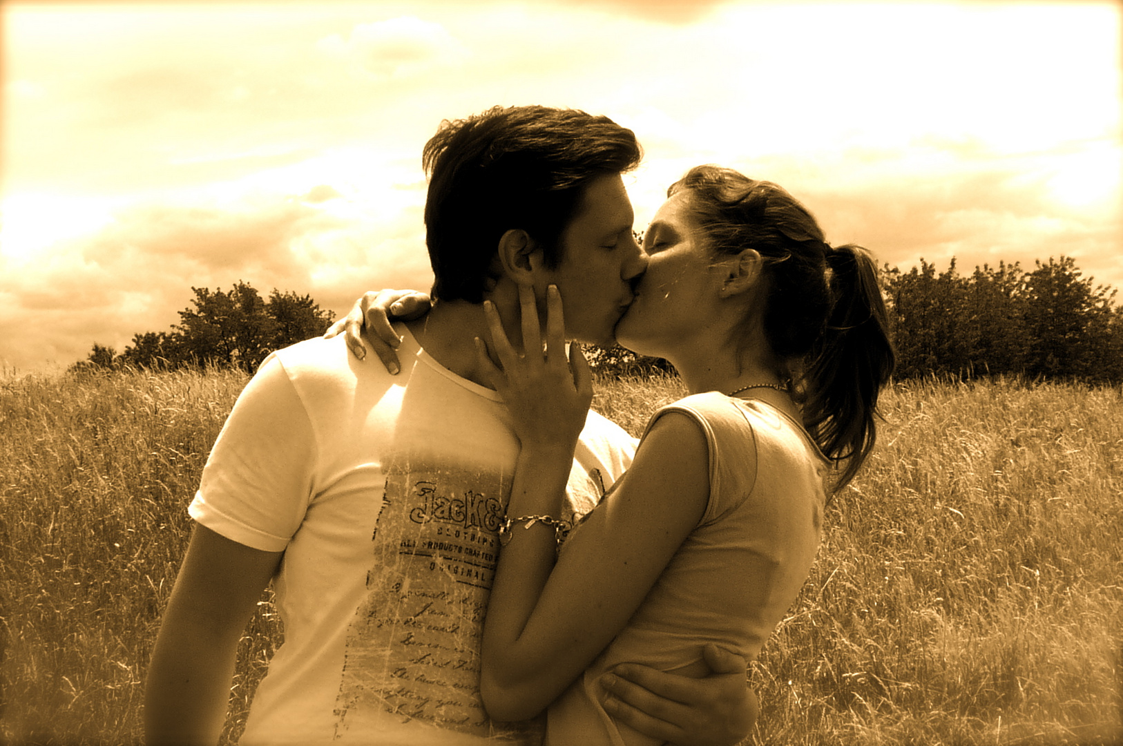 Liebe ist.....ein Kuss im Kornfeld Foto & Bild | erwachsene, paare, mehrere menschen Bilder auf ...