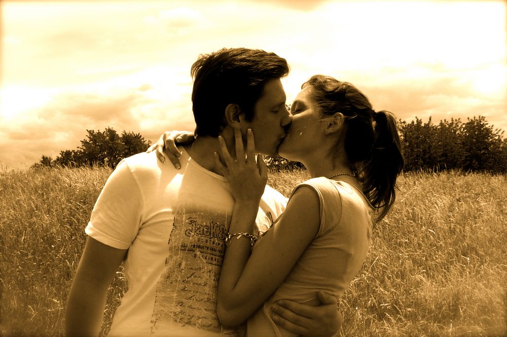 Liebe ist.....ein Kuss im Kornfeld Foto & Bild | erwachsene, paare, mehrere menschen Bilder auf ...