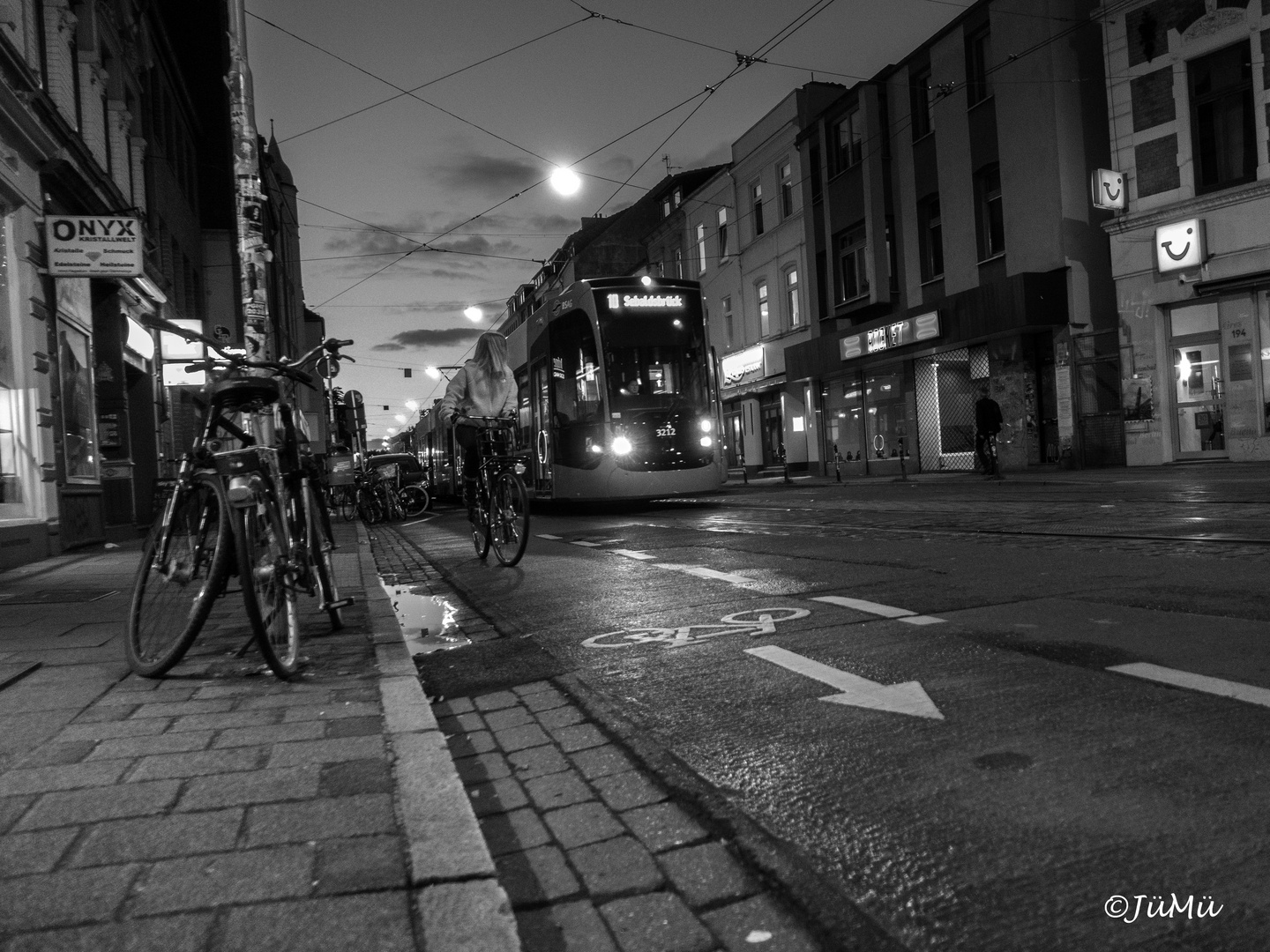 Linie_10 Foto & Bild | streetfotografie mit menschen, fotokunst, monochrome fine art Bilder auf ...