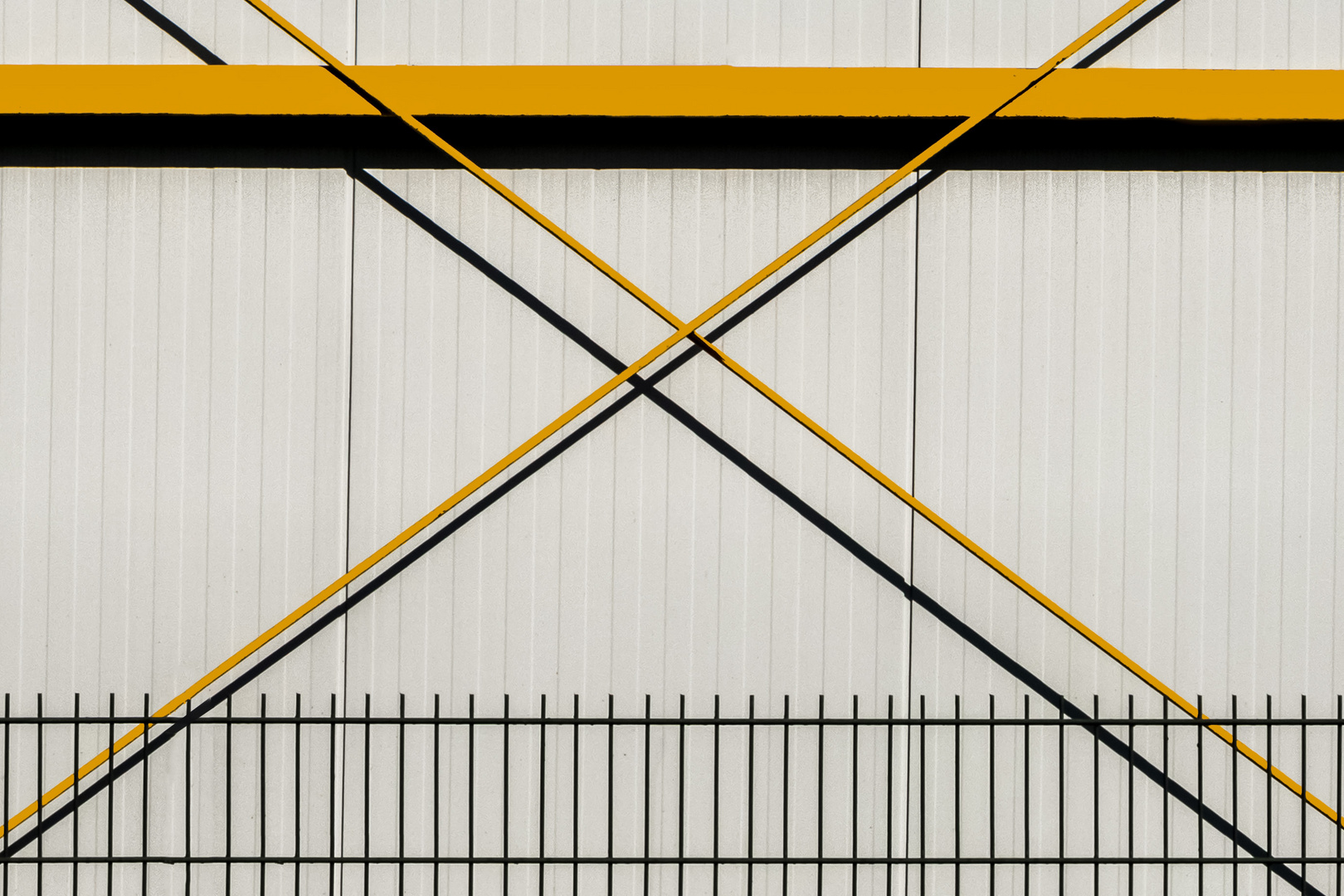 Linien in gelb und schwarz Foto & Bild | licht, schatten, gelb Bilder ...