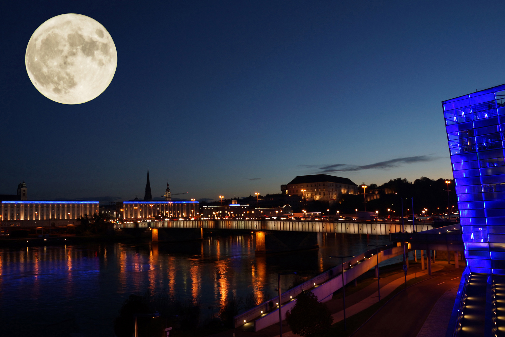 Linz bei Nacht mit Supermond Foto & Bild | architektur, nachtaufnahme ...