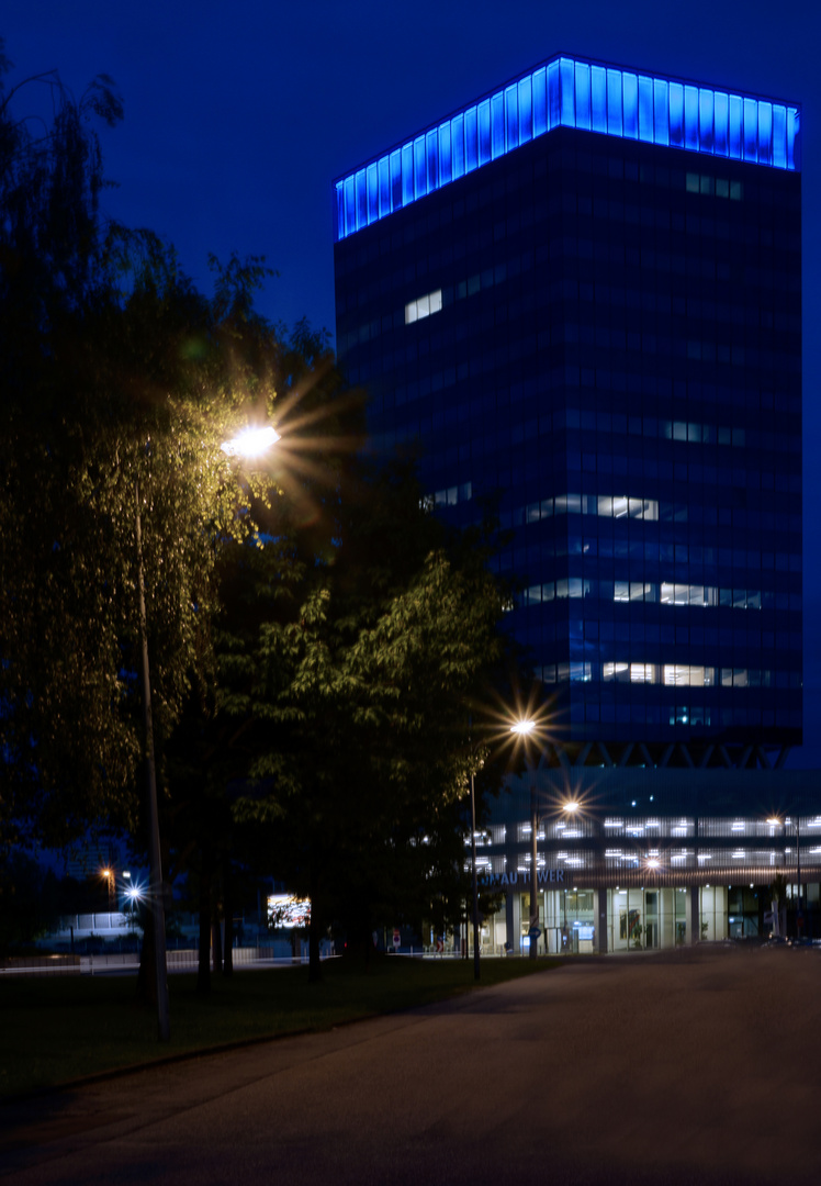 LINZ - Blumau Tower Foto & Bild | architektur, architektur bei nacht ...