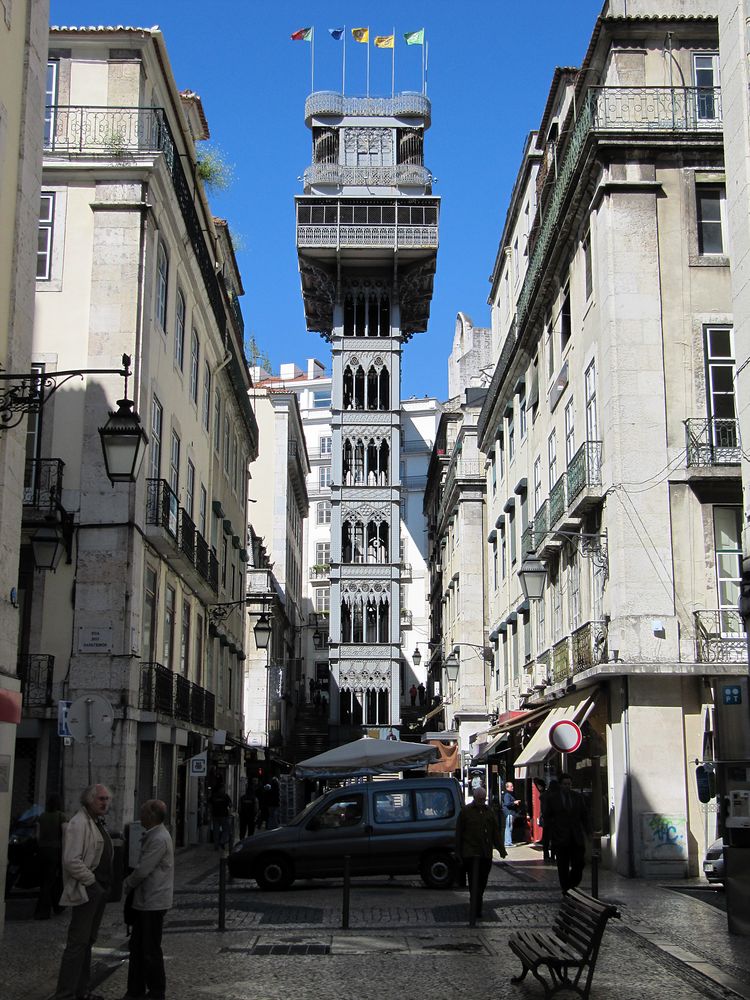 Lissabon: Mit dem filigranen Elevator de Santa Justa von der Unter- in die Oberstadt Foto & Bild ...