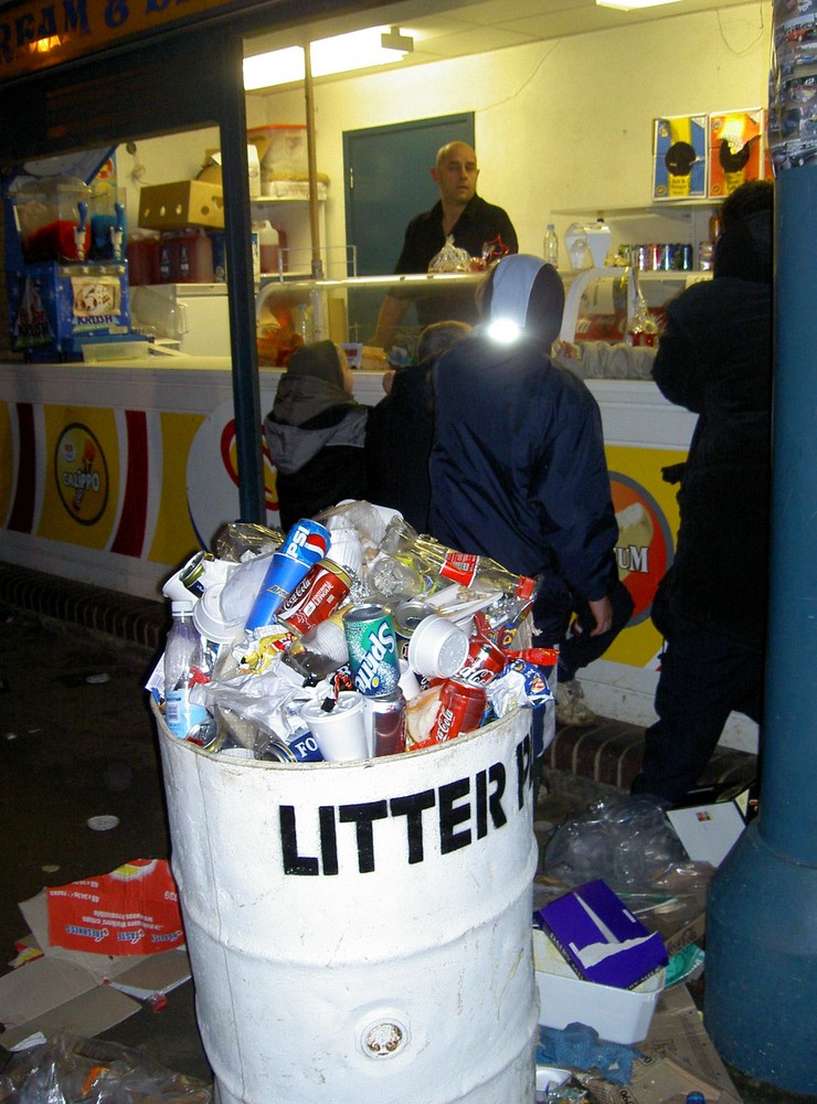 Litter in England Foto & Bild | stillleben, zufällige arrangements ...