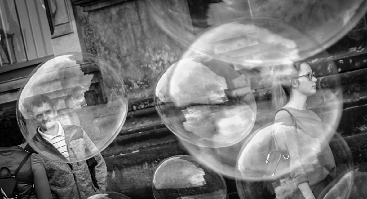 living in a bubble Foto & Bild | streetfotografie mit menschen, szene, street: spontane ...