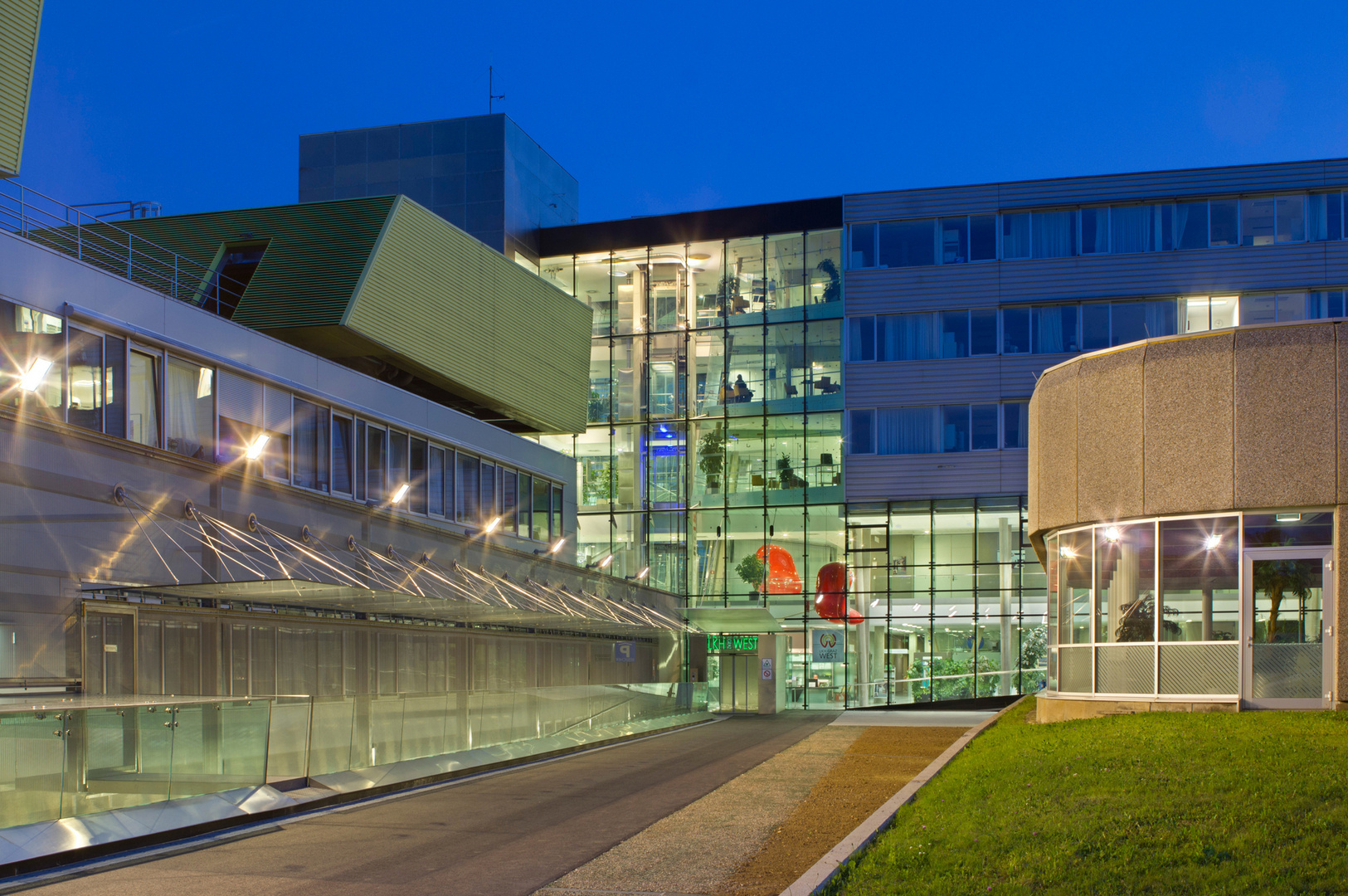 LKH Graz West Foto & Bild | architektur, architektur bei nacht, graz ...