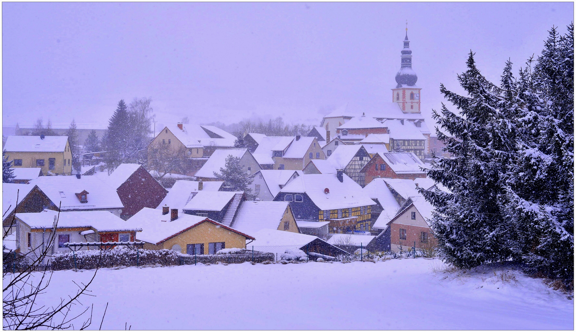 lleva nevando todo el día hoy (den ganzen Tag hat es geschneit) Foto ...