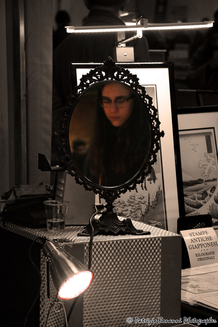 Lo specchio Foto % Immagini| street photography, i mercatini dell'usato ...