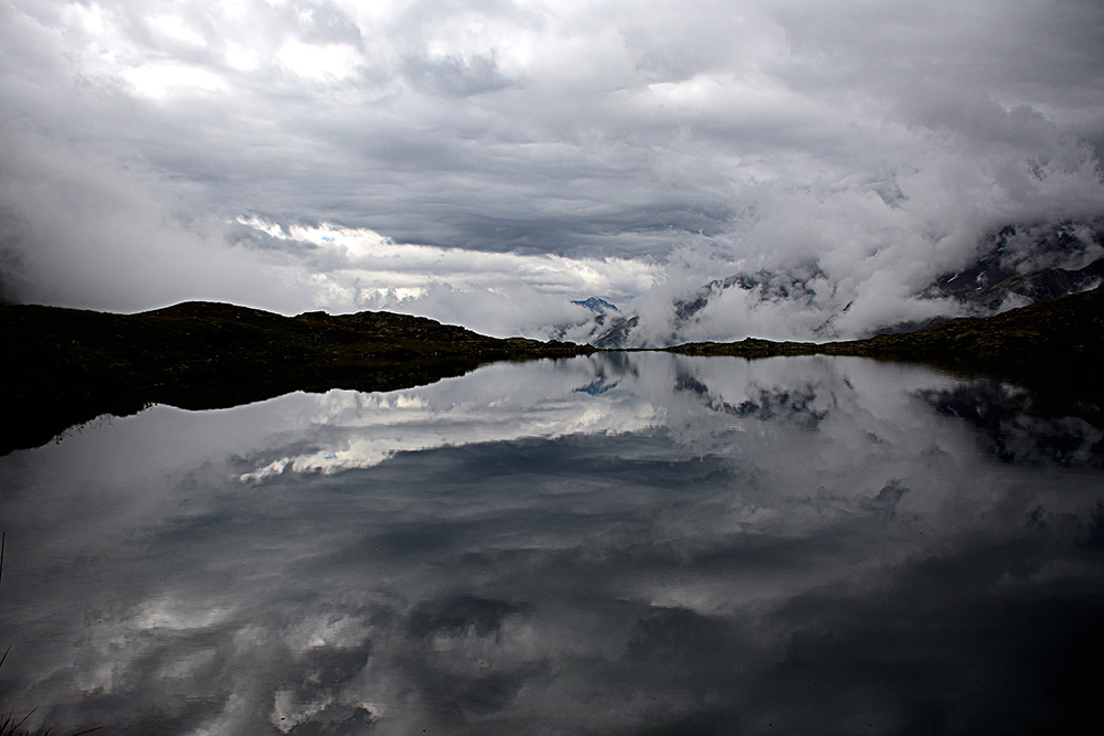 LO SPECCHIO NERO Foto % Immagini| acqua, riflessi, lago Foto su ...