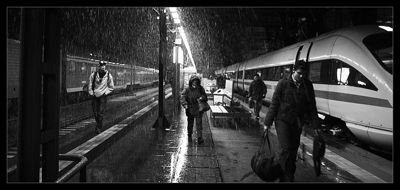 Loch im Dach Foto & Bild | architektur, bahnhöfe & gleise, profanbauten ... Loch im Dach Foto & Bild | architektur, bahnhöfe & gleise, profanbauten ...