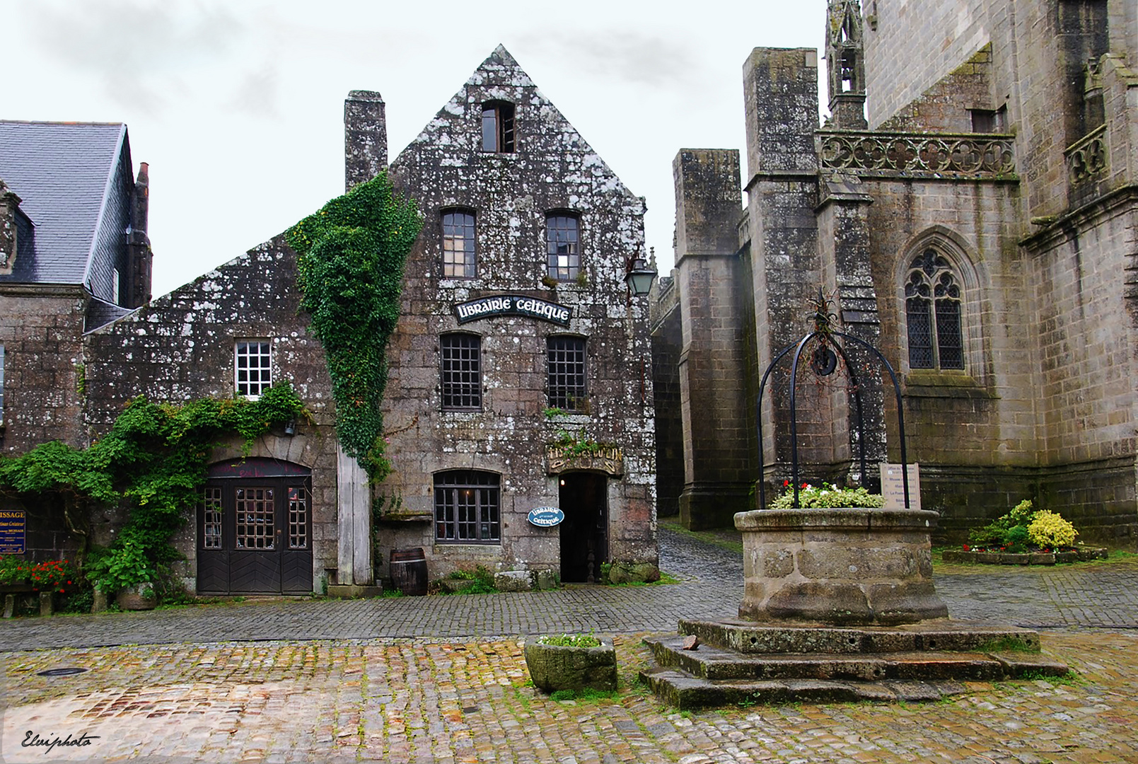 Locronan - place centrale photo et image | bretagne, place, puits ...