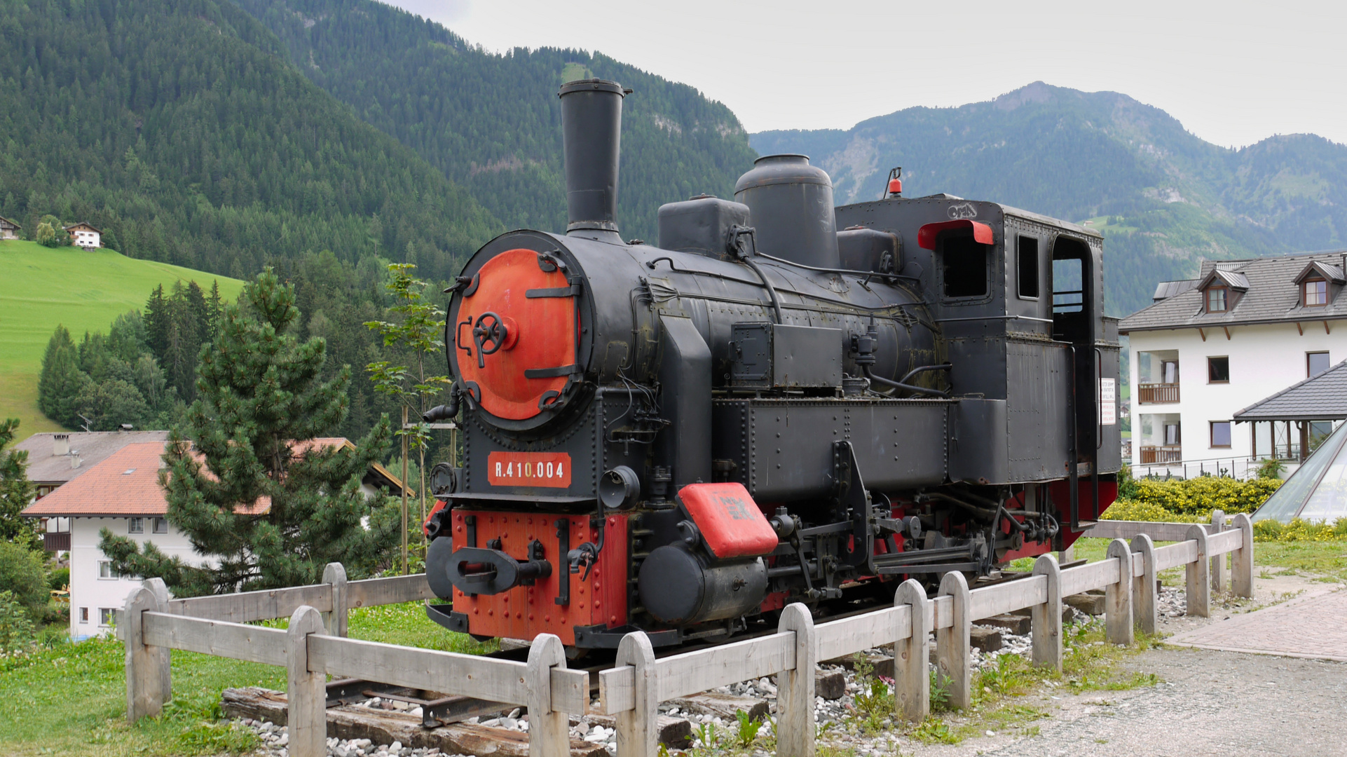 Lok R.410.004 in St. Ulrich Foto & Bild | schienen, loks, eisenbahn ...
