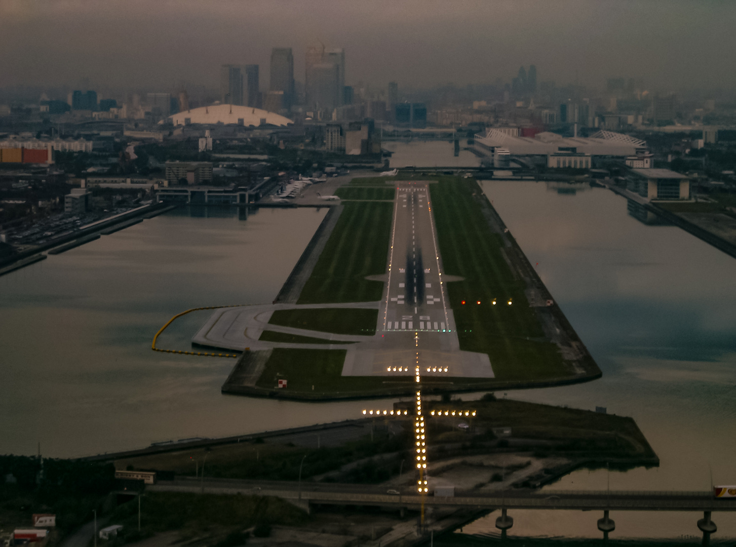 "London_City_"_(Runway LCY?) Foto & Bild | fotos, city, london Bilder ...