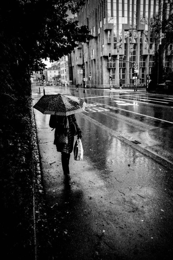 lonely umbrella Foto & Bild | streetfotografie mit menschen, street: spontane portraits ...