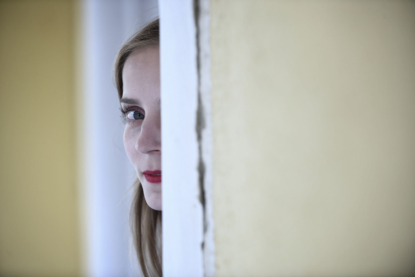 look round the corner Foto & Bild | portrait, streetfotografie mit ...