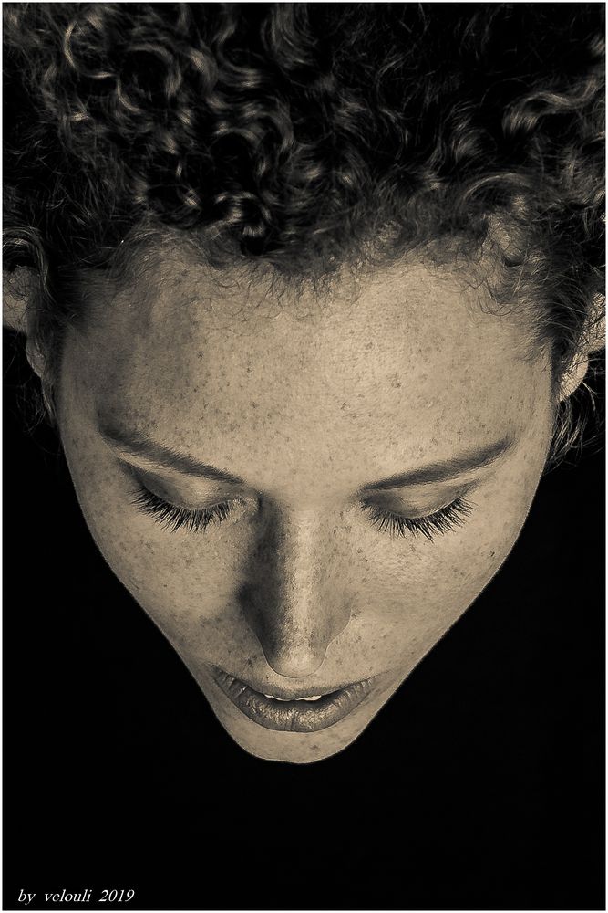 looking down Foto & Bild | portrait, portrait frauen, indoor Bilder auf ...