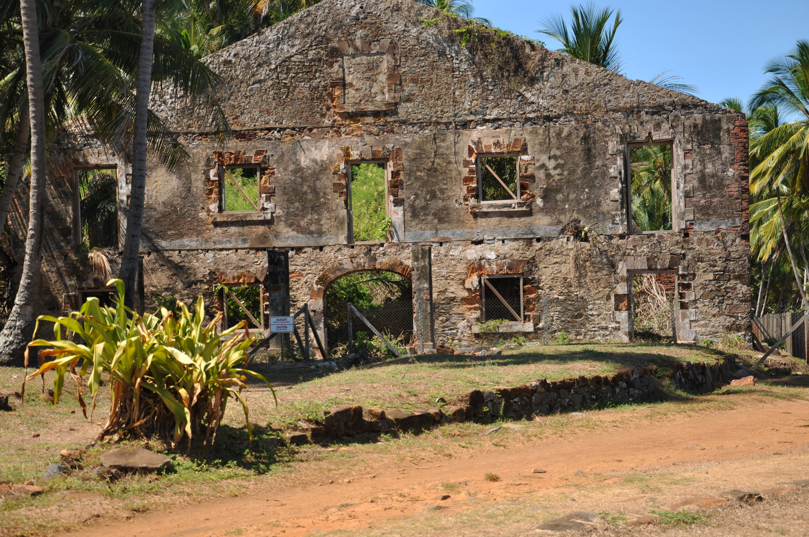 Lost building on Devils Island Foto & Bild | south america, french ...