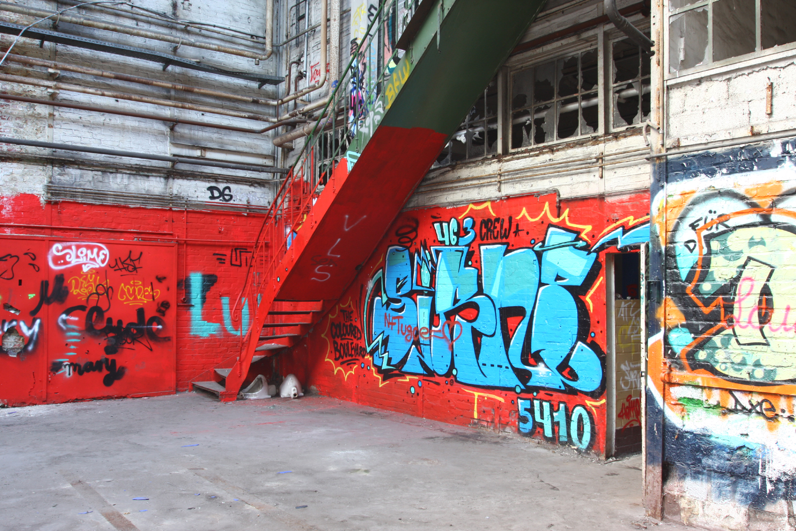 Lost Place mit Graffiti Foto & Bild | bunt, graffiti, motive Bilder auf ...