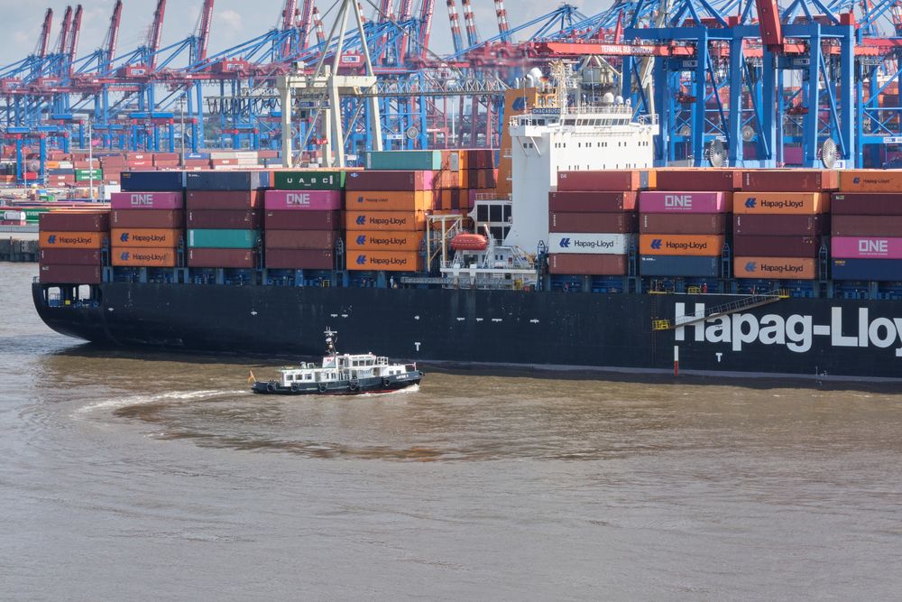 Lotse 1 vor Hapag Lloyd Chacabuco und Containerhafen Foto & Bild ...