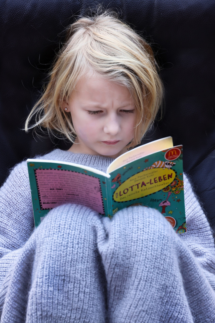 Lotta-Leben - Im Pulli der Mami Foto & Bild | portrait, menschen, kinder Bilder auf fotocommunity