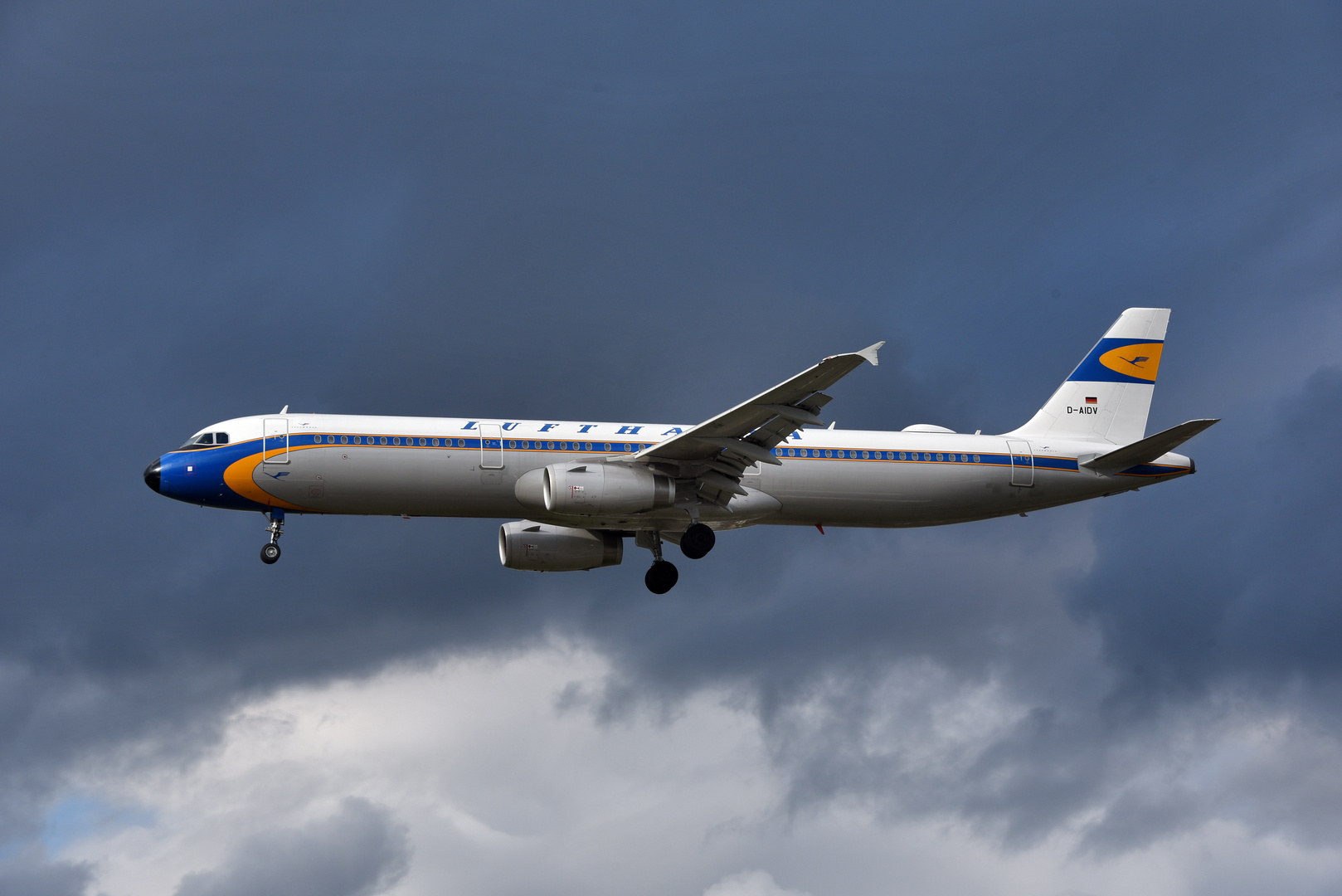 Lufthansa Airbus A321 D-AIDV Foto & Bild | luftfahrt ...