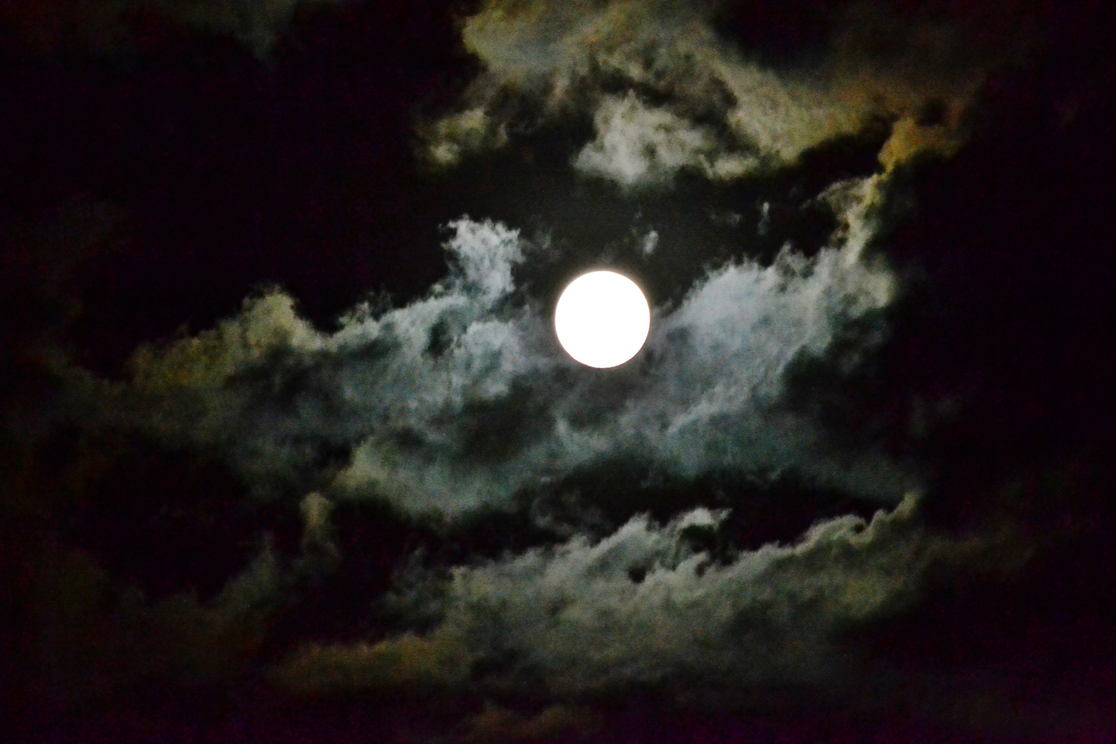 Luna piena tra le nuvole 2 Foto % Immagini| paesaggi, nuvole, tramonti ...