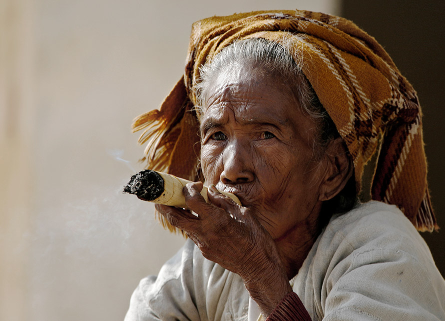 Macht Rauchen Falten? Foto & Bild | asia, myanmar, southeast asia ...