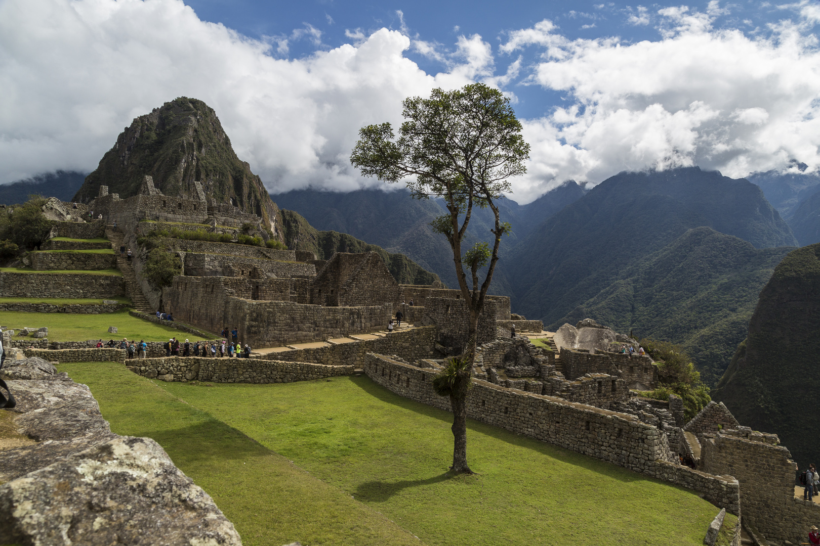 Machu Picchu mit dem Berg Wayna Picchu im Hintergrund Foto & Bild ...