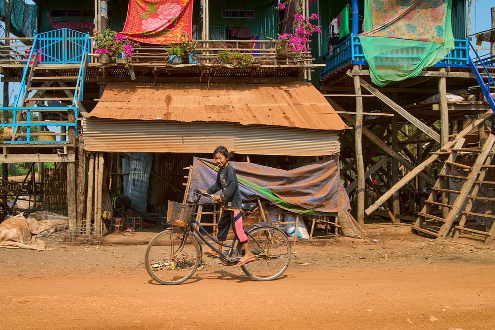 Mädchen mit Fahrrad Foto & Bild | asia, cambodia, streetfotografie mit menschen Bilder auf ...