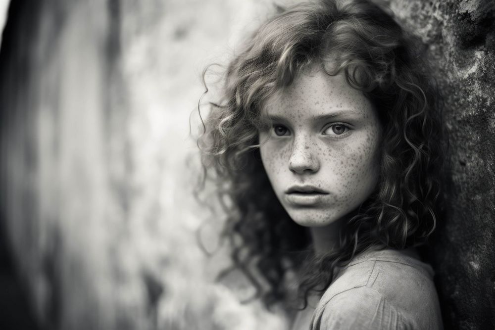Mädchen vor Wand Foto & Bild | portrait, streetfotografie mit menschen, ki - archiv Bilder auf ...