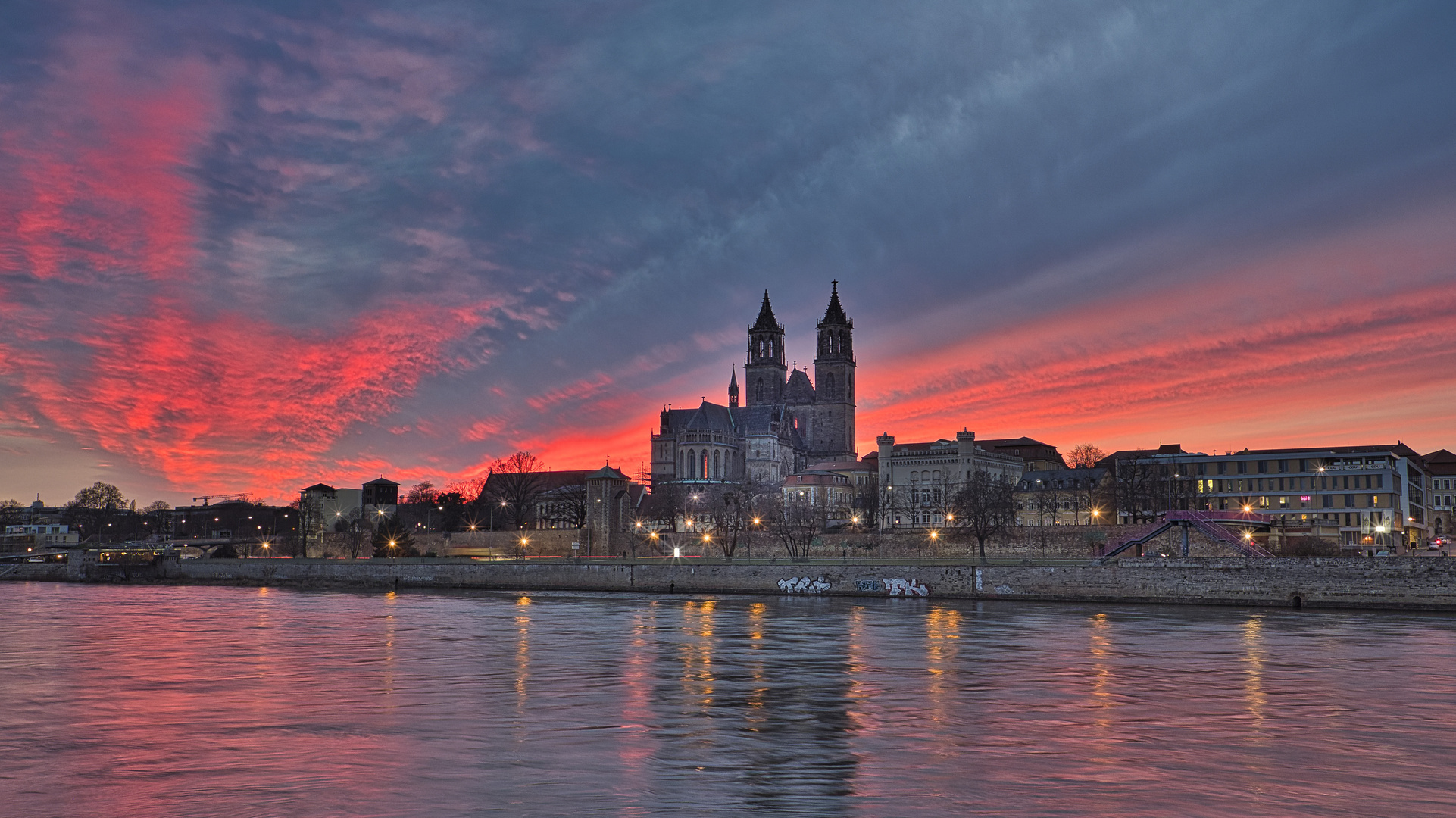 Magdeburg - Elbblick zum Dom nach dem Sonnenuntergang Foto & Bild ...