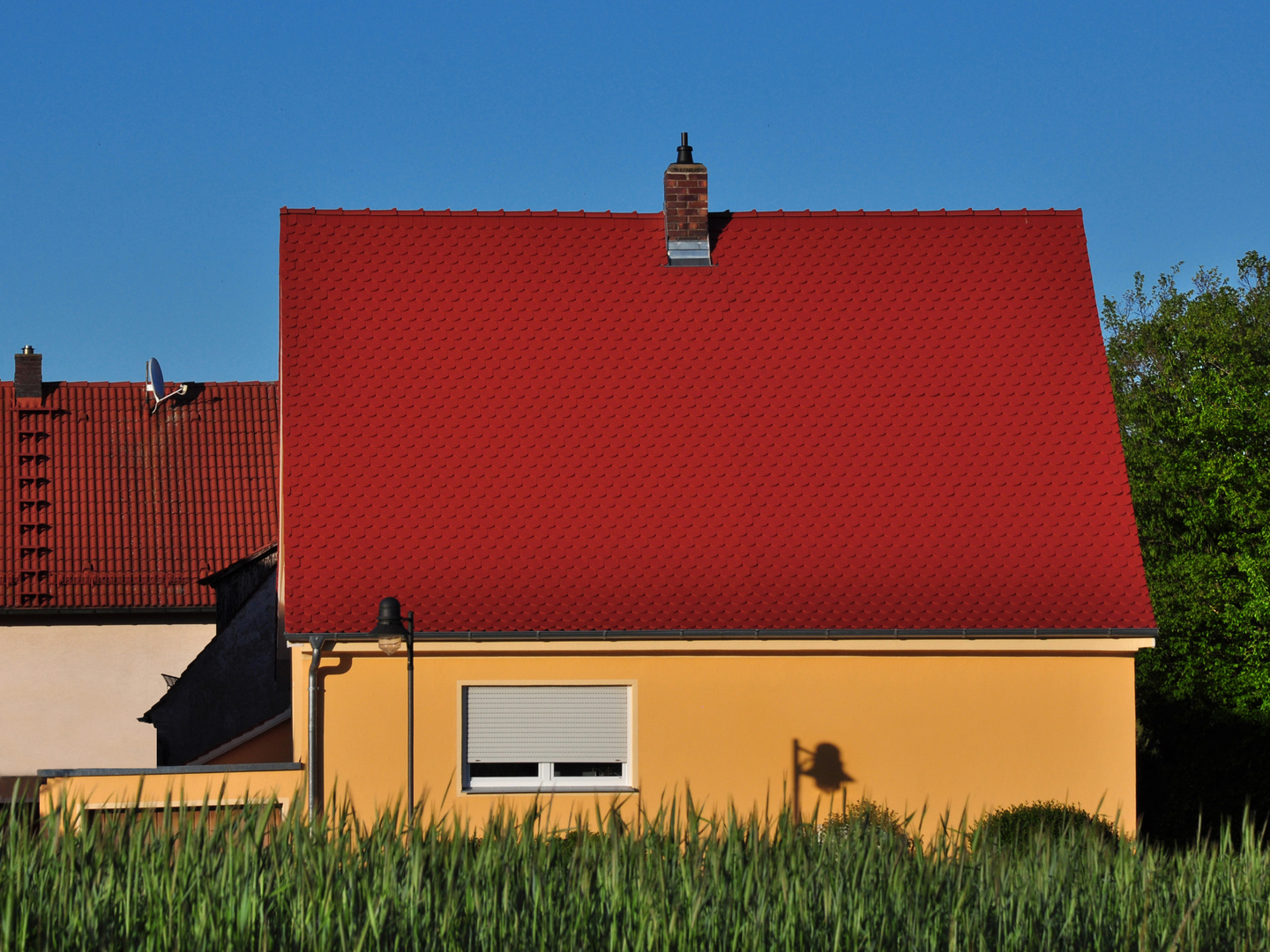 Magic shadow on the wall Foto & Bild | rot, farben, architektur Bilder ...