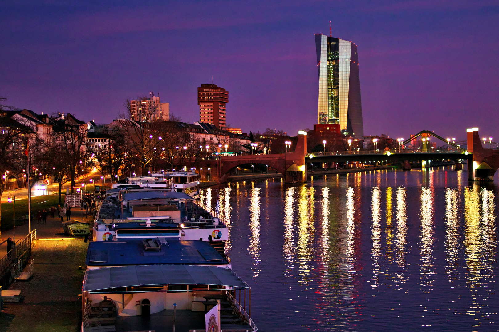 Main mit EZB in der blauen Stunde Foto & Bild | architektur, reportage ...