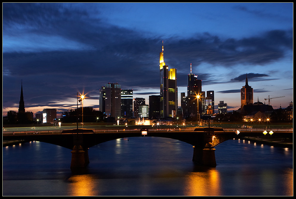 Mainhattan . Blaue Stunde Foto & Bild | deutschland, europe, hessen ...
