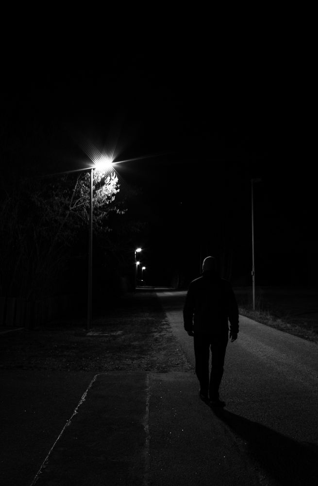 man in the night Foto & Bild | streetfotografie mit menschen, street ...