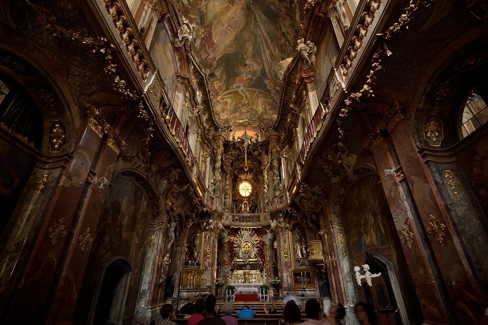 MAN WIRD VON DER PRUNK-EPOCHE DES BAROCK FAST ERSCHLAGEN. NUR 8 METER ...