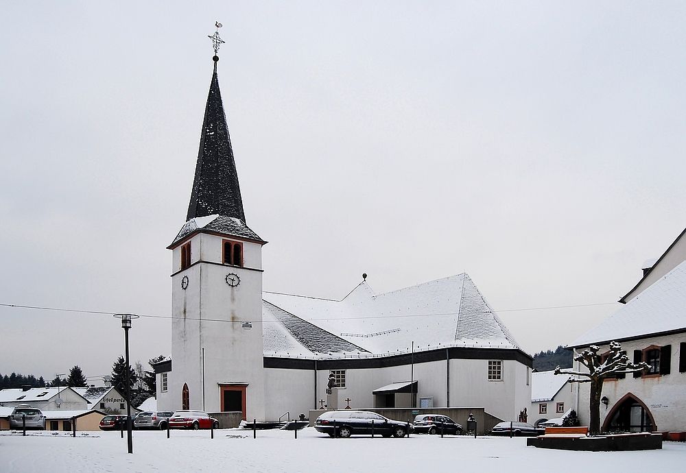 Manderscheid, Kirche St. Hubertus Foto & Bild | deutschland, europe ...