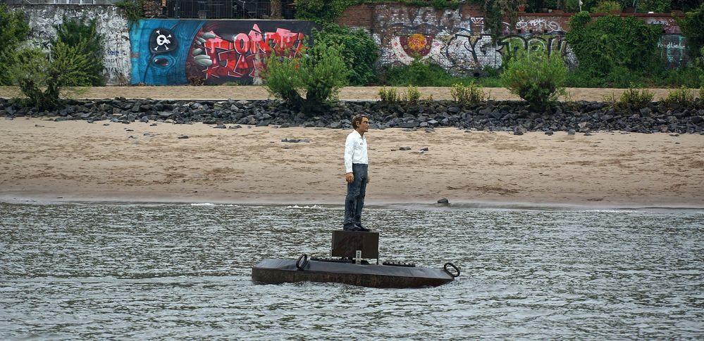 Mann auf der Boje Foto & Bild | hamburg, elbe, skulptur Bilder auf ...